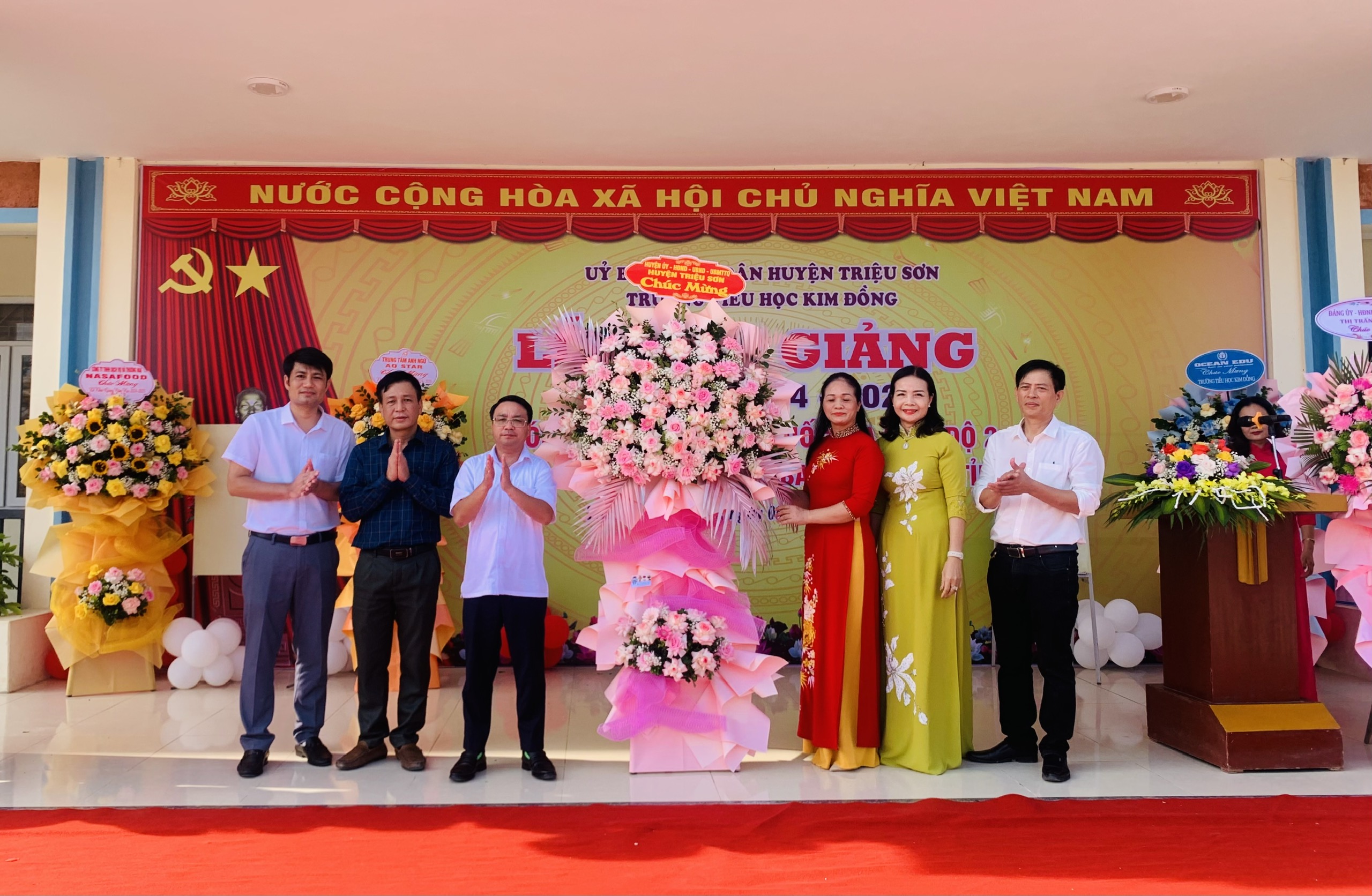 Đồng chí Chủ tịch UBND huyện Nguyễn Thành Luân dự Lễ khai giảng năm học 2024 -2025 tại Trường ...